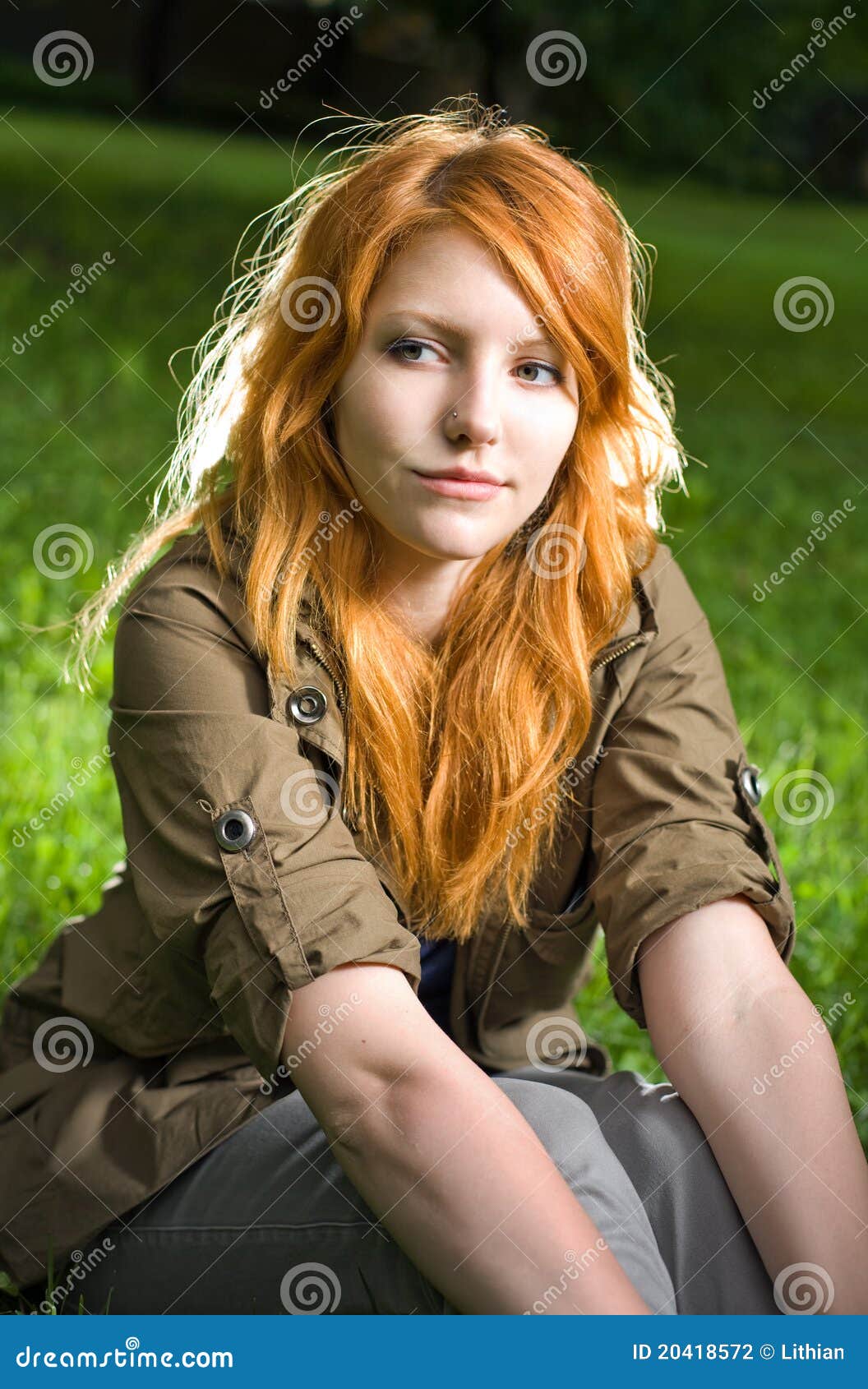 Verticale Romantique D'une Jeune Fille Rousse. Photo stock - Image du ...