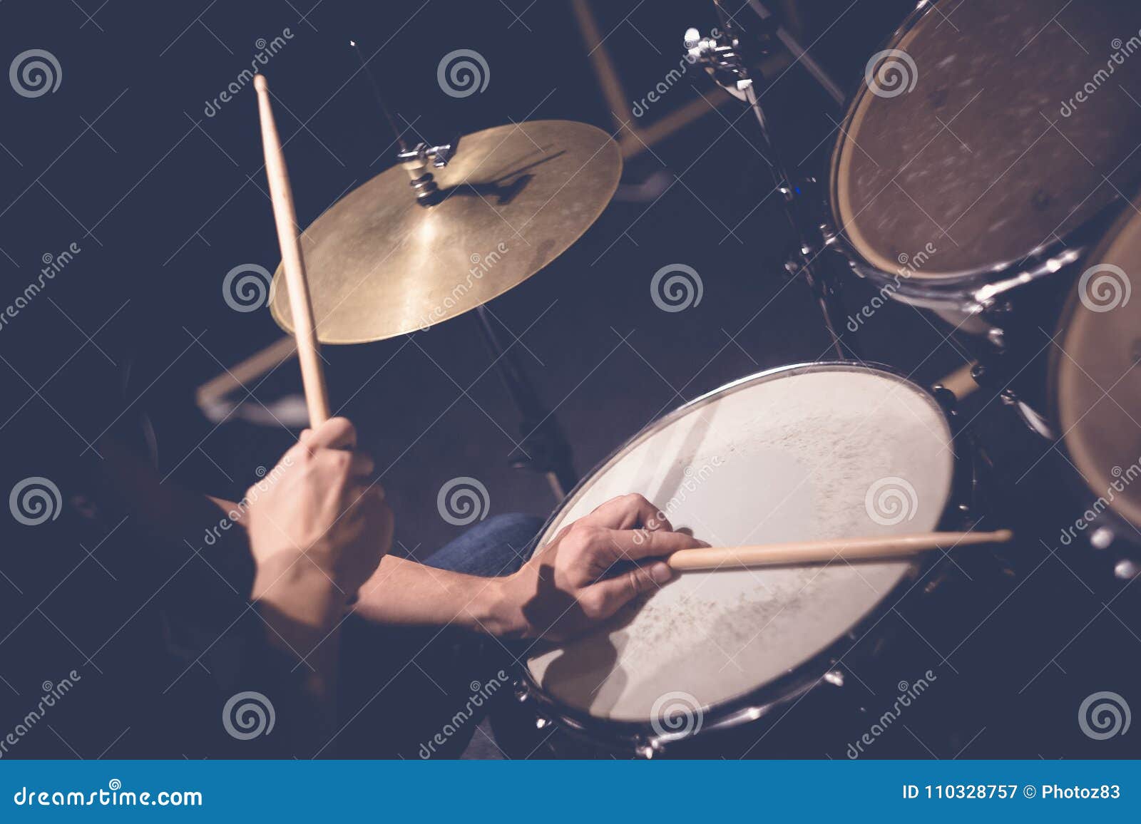 Vertreter, Der Trommeln Spielt Stockbild - Bild von konzert, jazz ...