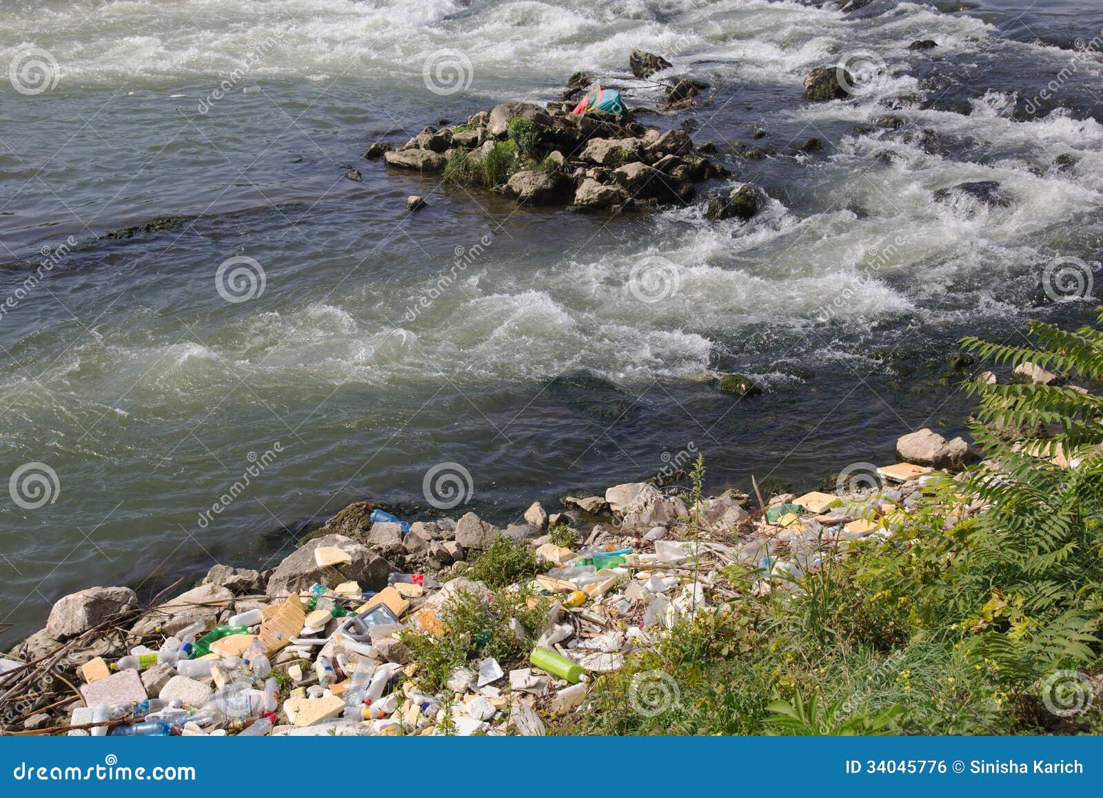 Verunreinigter Fluss stockfoto. Bild von gefahr, rohr - 34045776