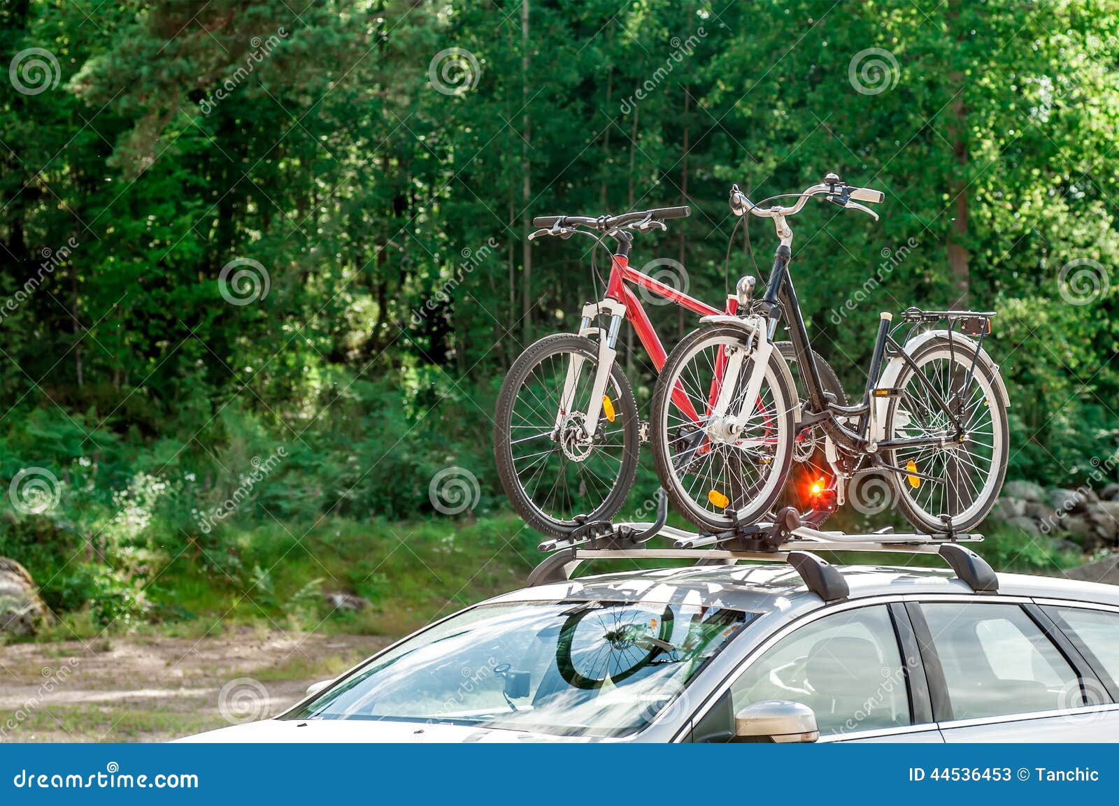 Vervoer Van Fietsen Op Het Dak Van De Auto Stock Afbeelding - Image of ...
