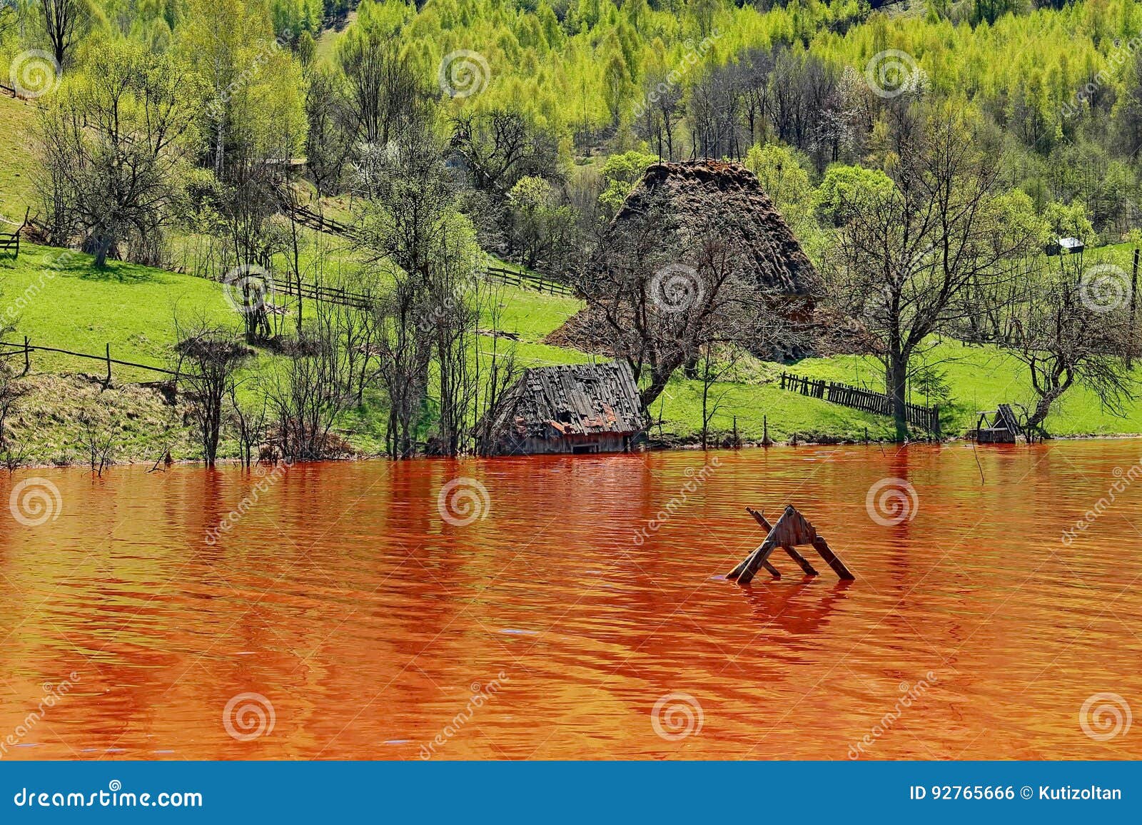 Vervuild Meerwater in Rosia Montana Stock Foto - Image of metaal ...