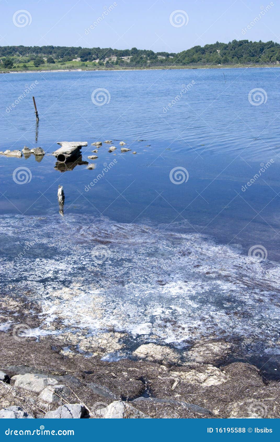 Vervuild overzees water stock foto. Image of ecologie - 16195588