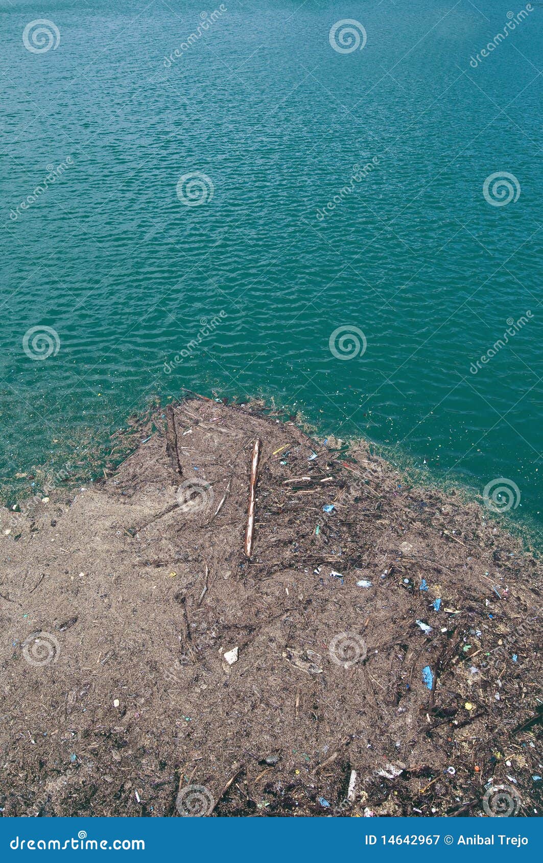 Vervuilde wateren stock afbeelding. Image of gevaar, daling - 14642967