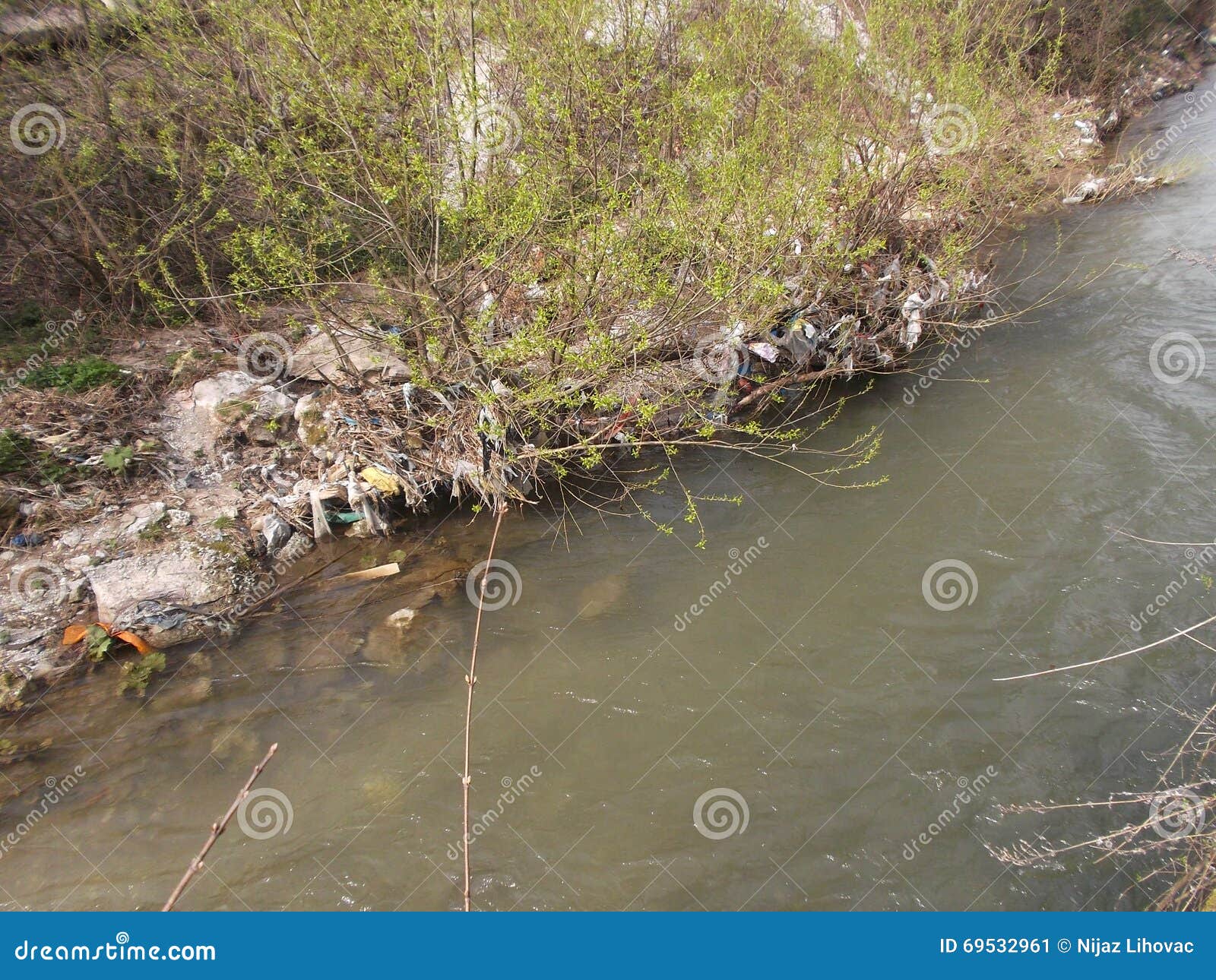 Vervuilde watervervuiling stock afbeelding. Image of metaal - 69532961