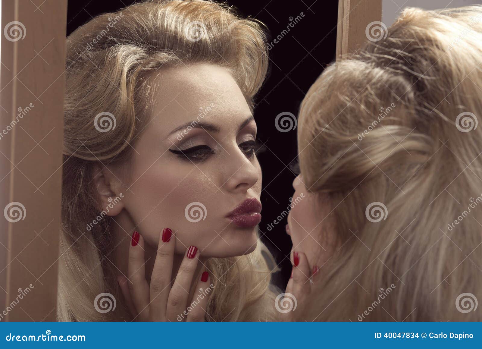 Verwaand Meisje Voor De Spiegel Stock Foto - Image of één, mascara ...