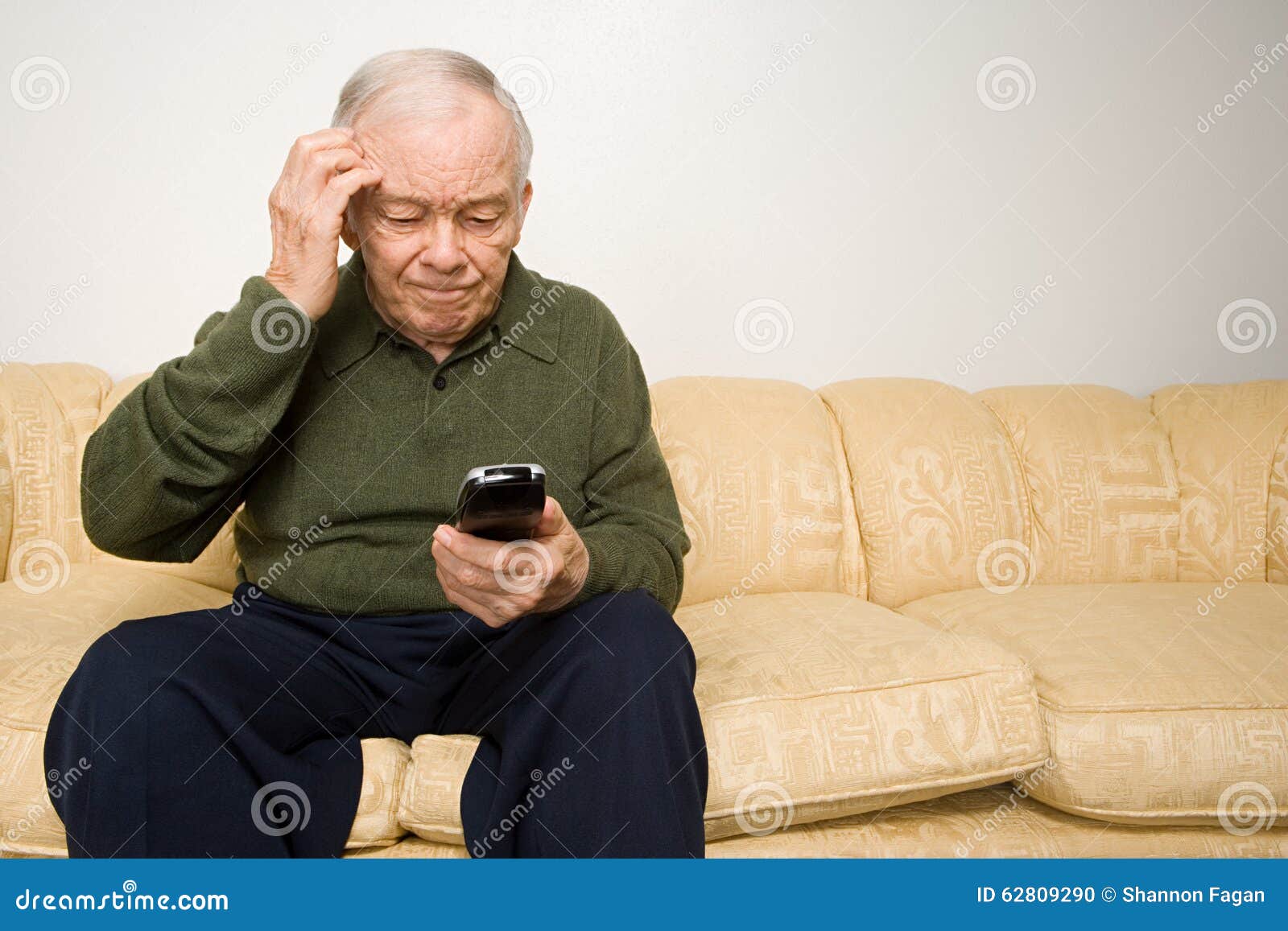 Verward Bejaarde Met Afstandsbediening Stock Foto - Image of ...