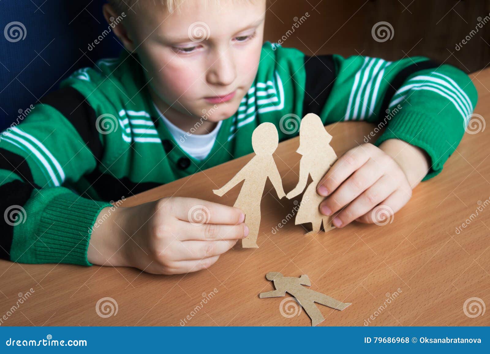 Verward Kind Met Document Familie Stock Foto - Image of document ...