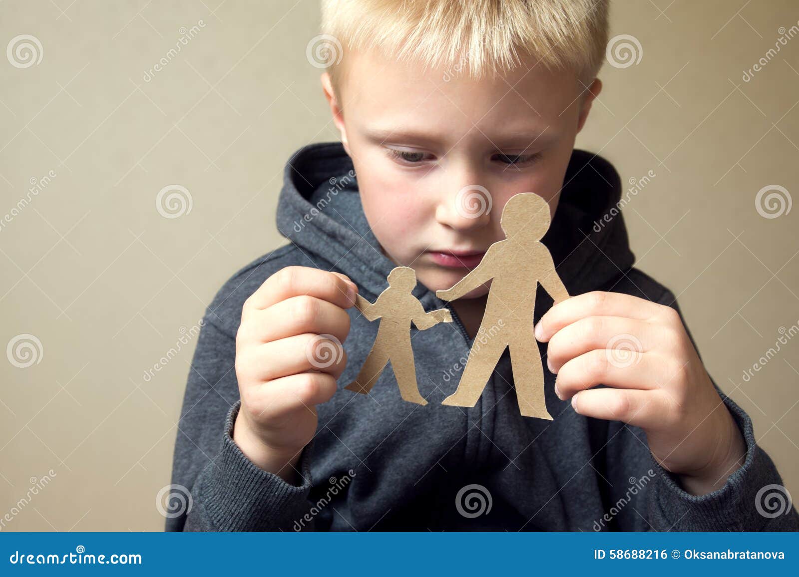 Verward Kind Met Document Vader En Zoon Stock Foto - Image of trek ...