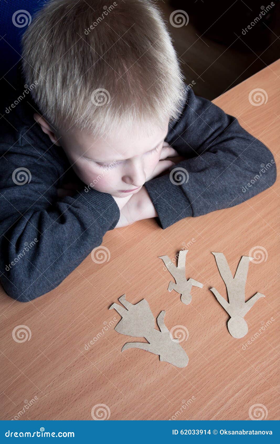 Verward Kind Met Gebroken Document Familie Stock Foto - Image of alleen ...