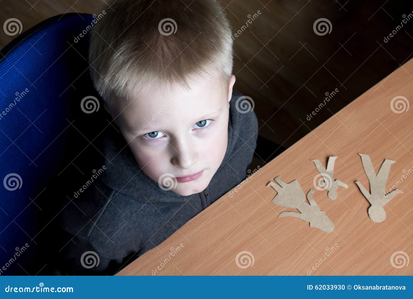 Verward Kind Met Gebroken Document Familie Stock Foto - Image of moeder ...