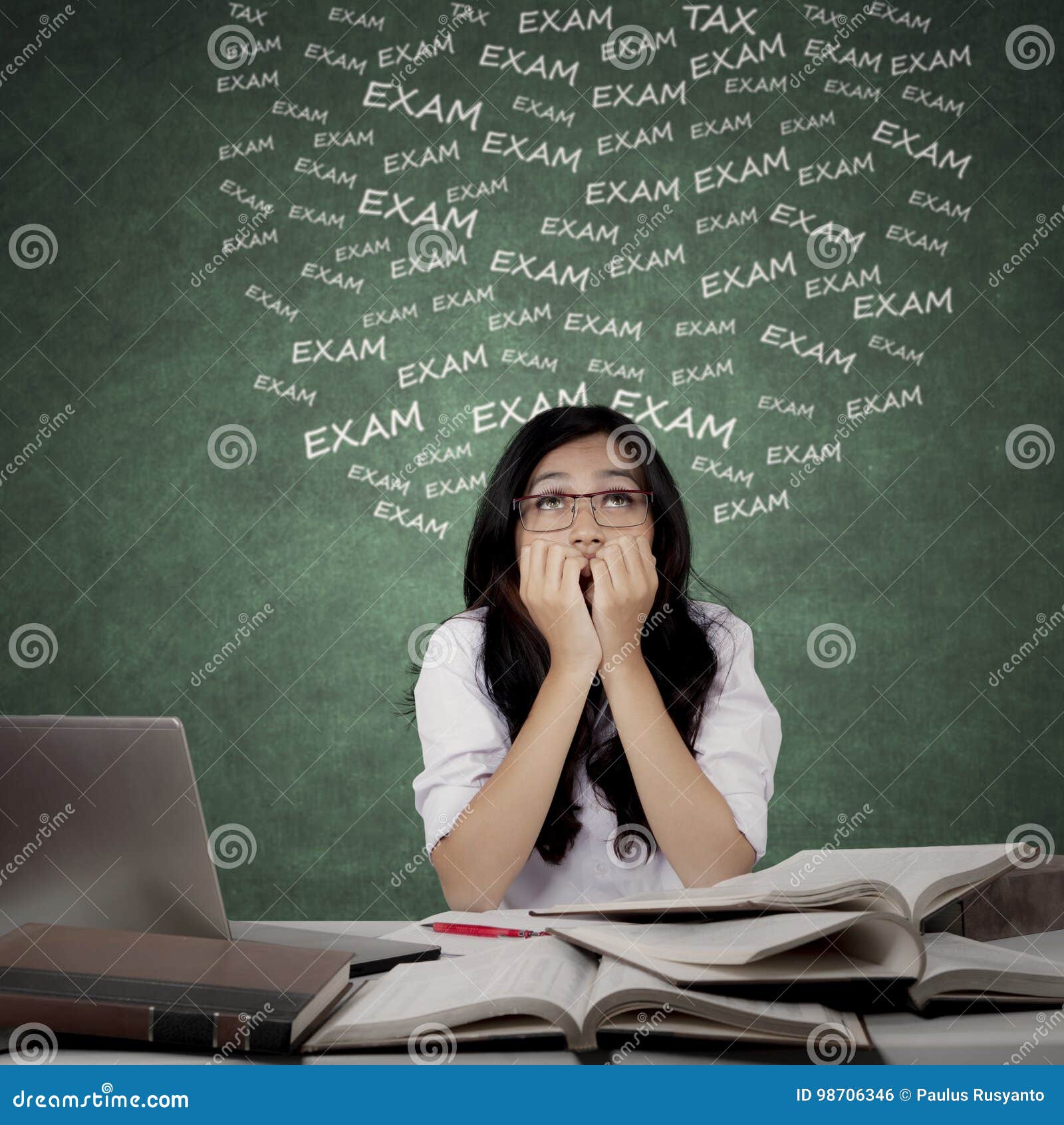 Verwarde Student Die Voor Examen Bestuderen Stock Foto - Image of ...