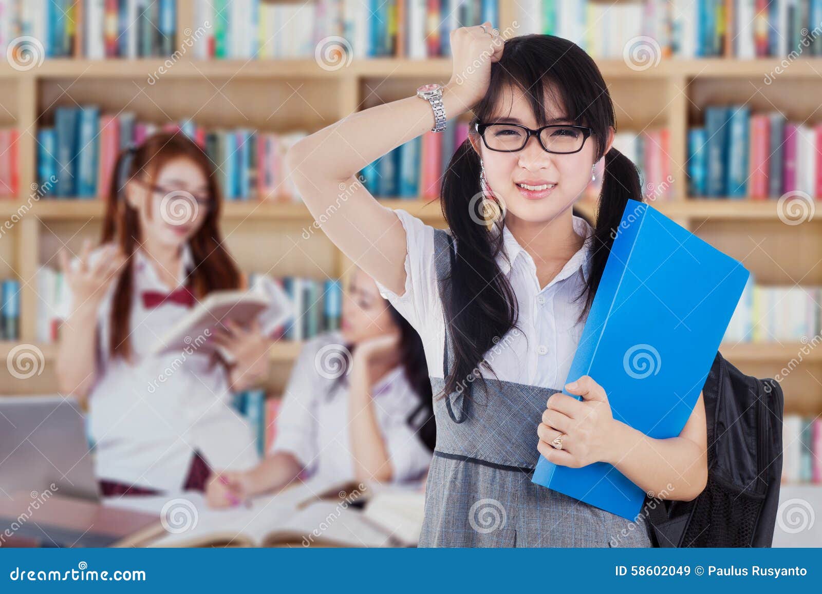 Verwarde Student Met Groep in Bibliotheek Stock Afbeelding - Image of ...
