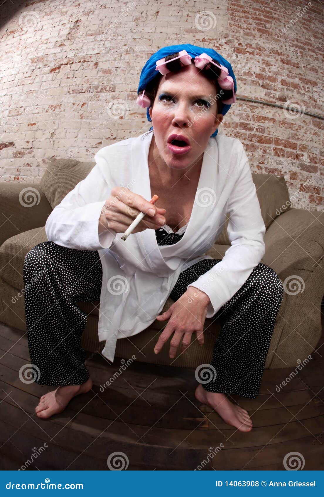 Verwarde vrouw stock foto. Image of dame, karakter, meubilair - 14063908