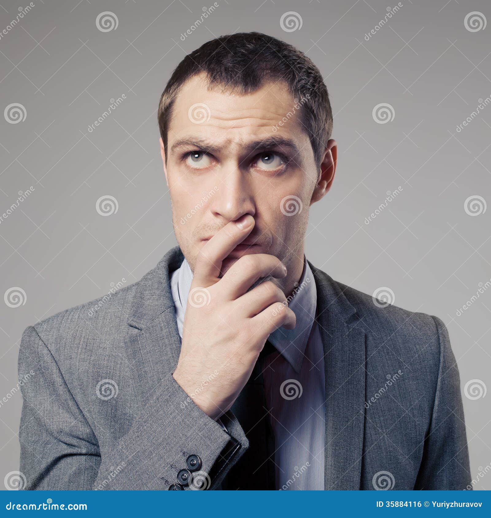 Verwarde Zakenman on Gray Background Stock Foto - Image of bureau ...