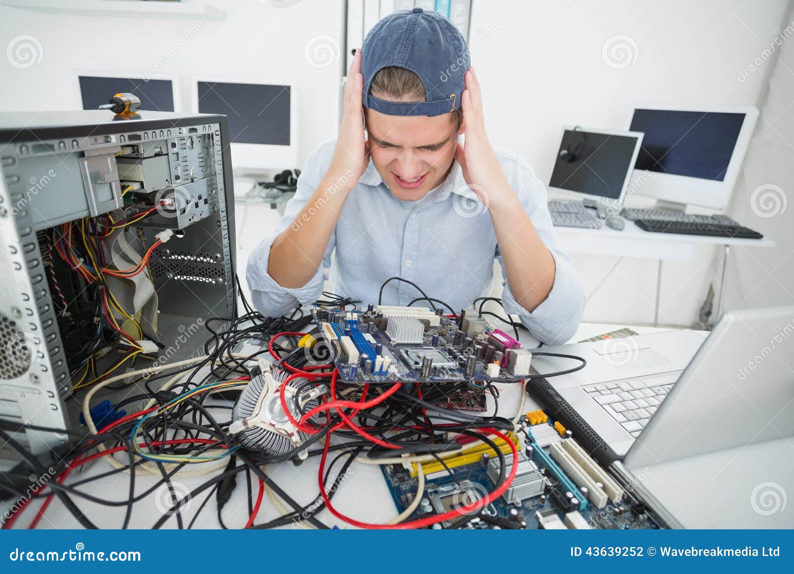 Verwirrter Computertechniker, Der an Defekter Konsole Mit Laptop ...