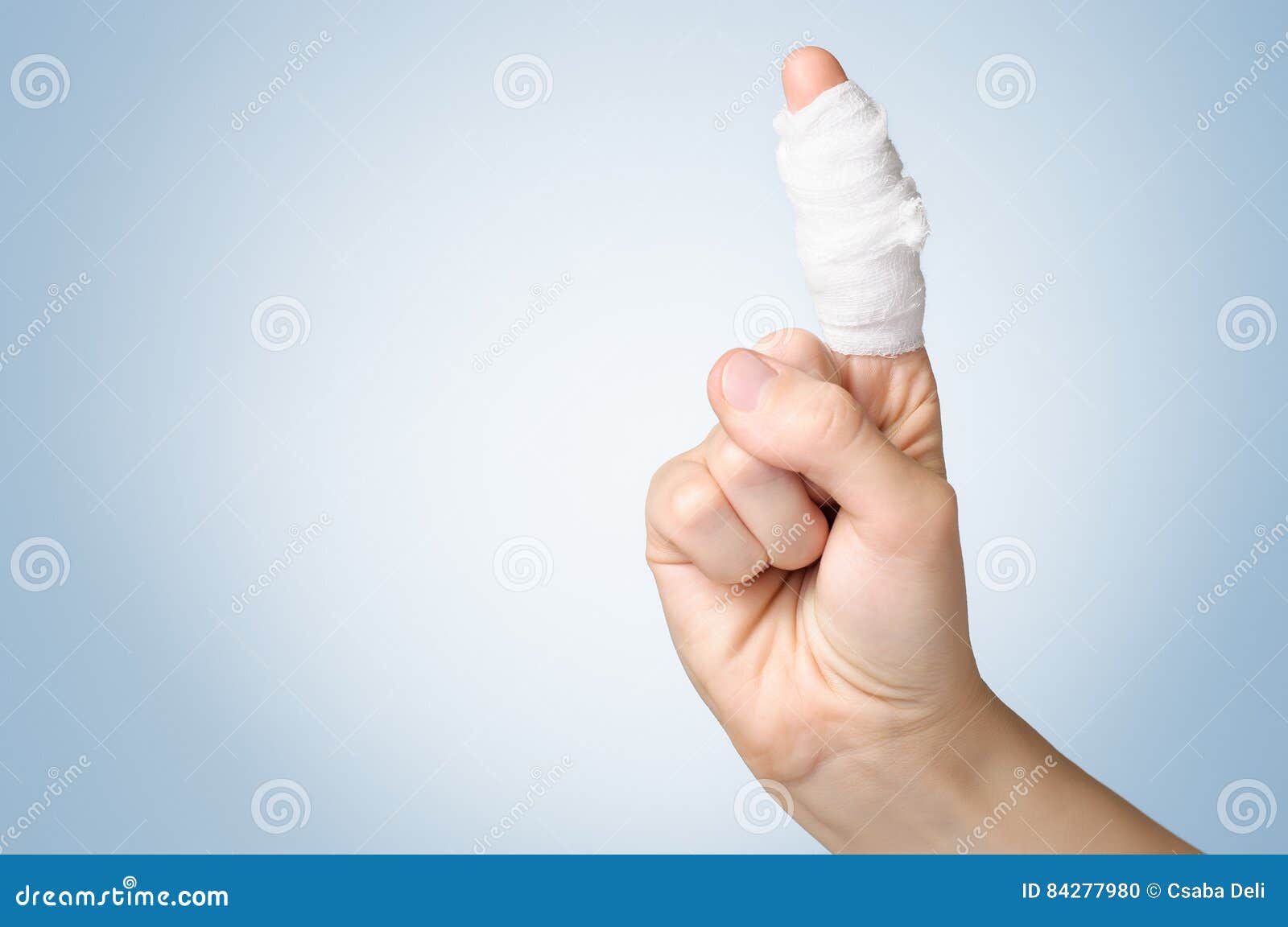 Verwonde Vinger Met Verband Stock Foto - Image of gebroken, eerst: 84277980