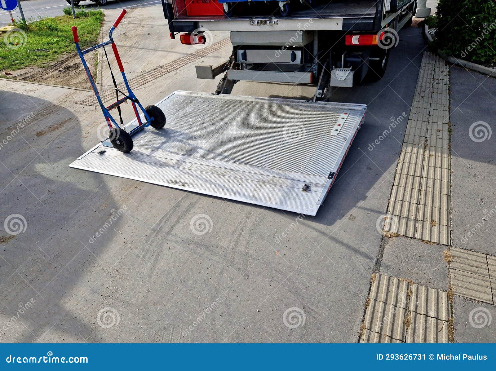 Is a Very Robust Medium-duty Column Lift with a Long Foldable Platform ...