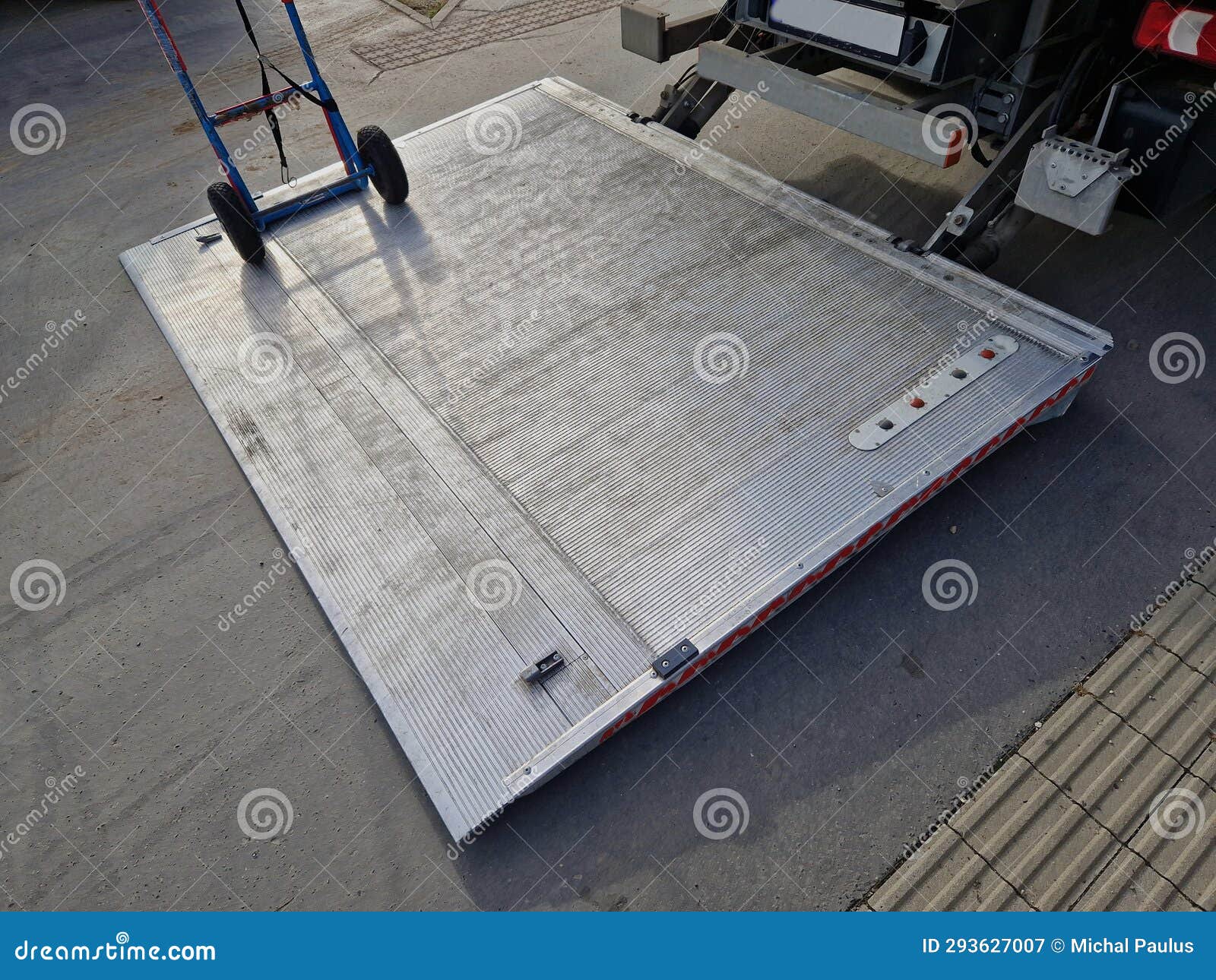 Is a Very Robust Medium-duty Column Lift with a Long Foldable Platform ...