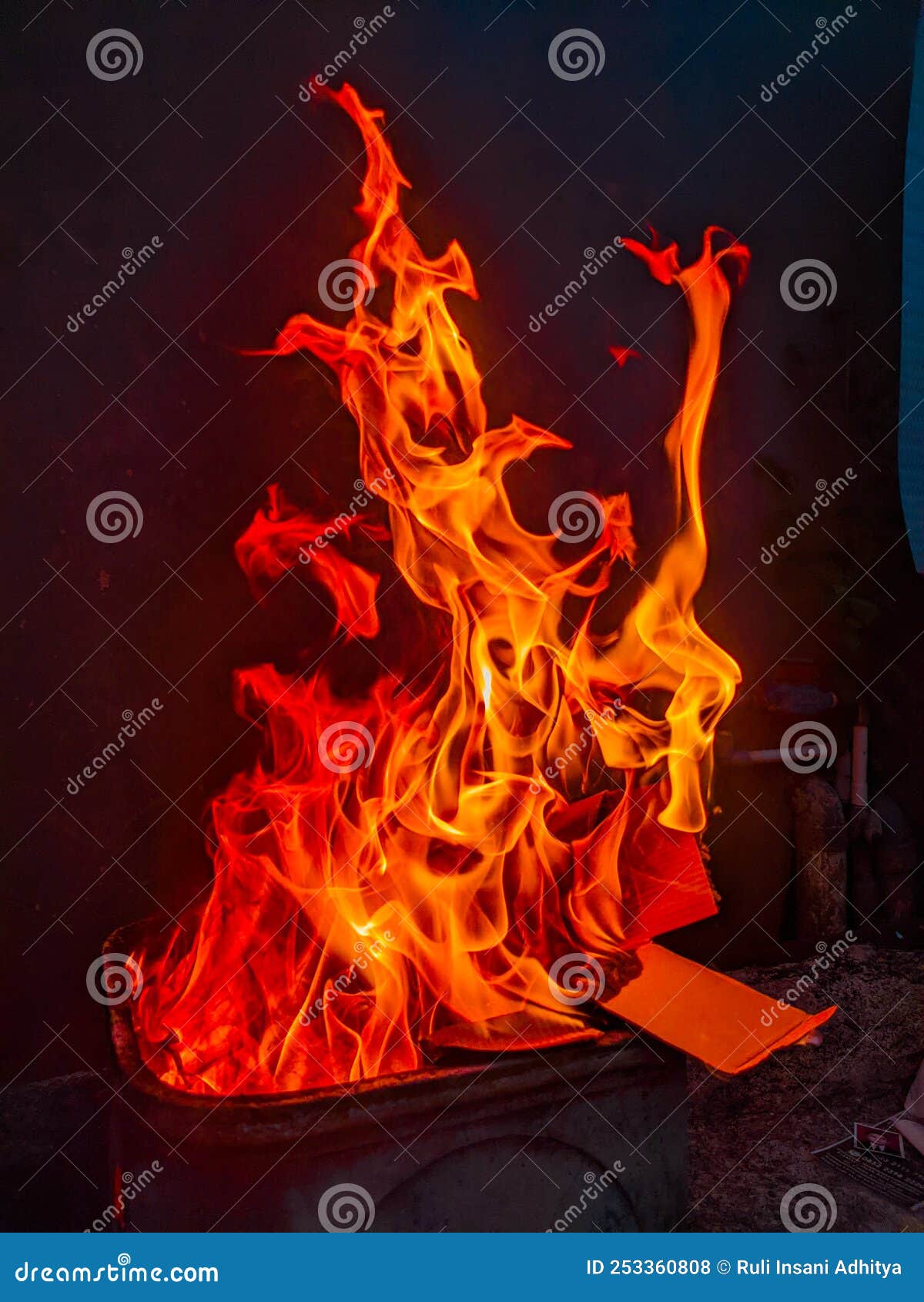 Smoldering Fire, The Fading Fire, Embers, Sparks, Flame, Ash, Wood ...