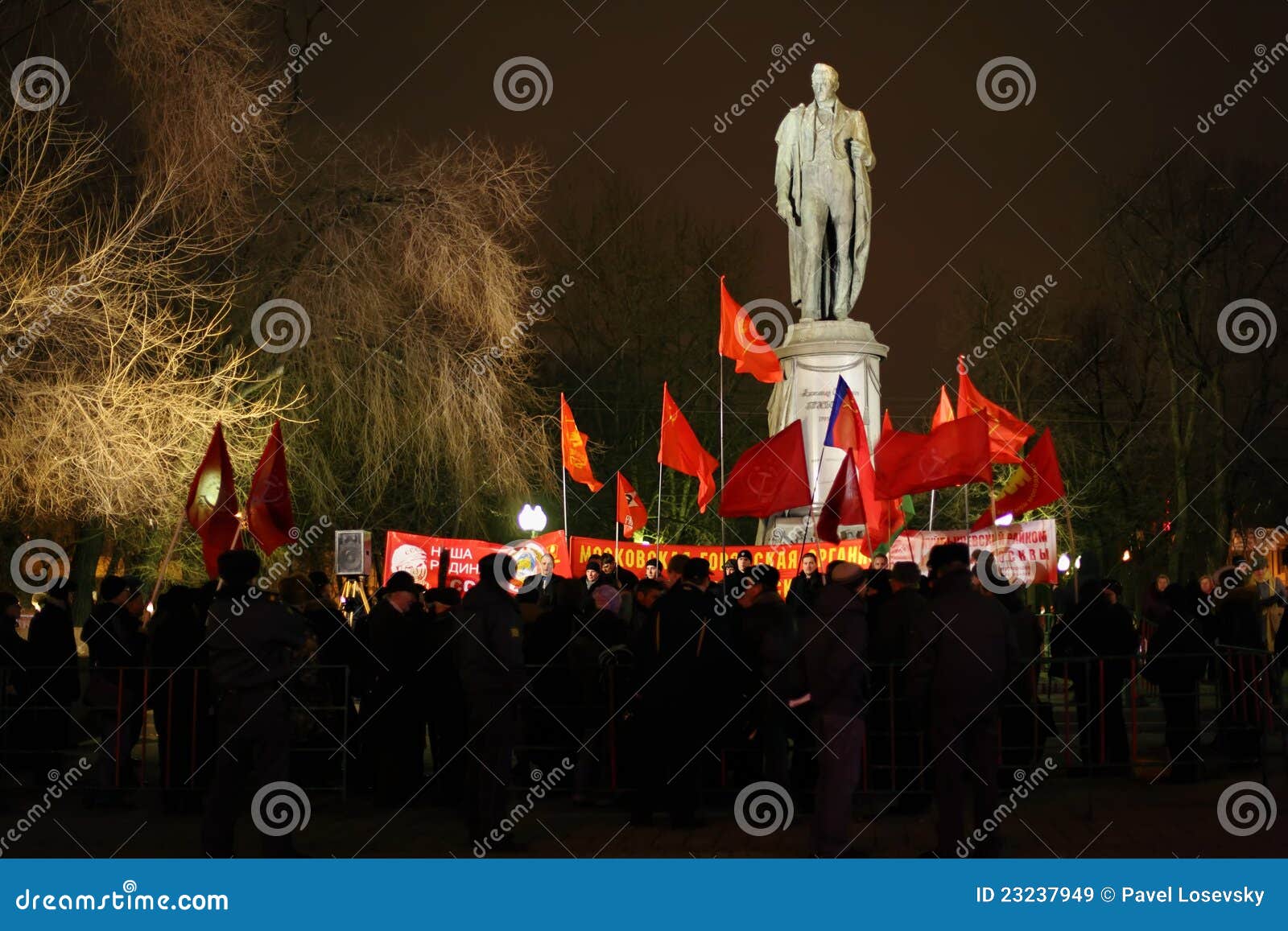 Verzameling Van Communisten Dichtbij Monument Redactionele Stock ...