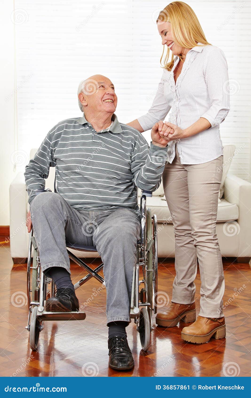 Verzorger Die Bejaarde Helpen Stock Afbeelding Image Of Geriatrisch