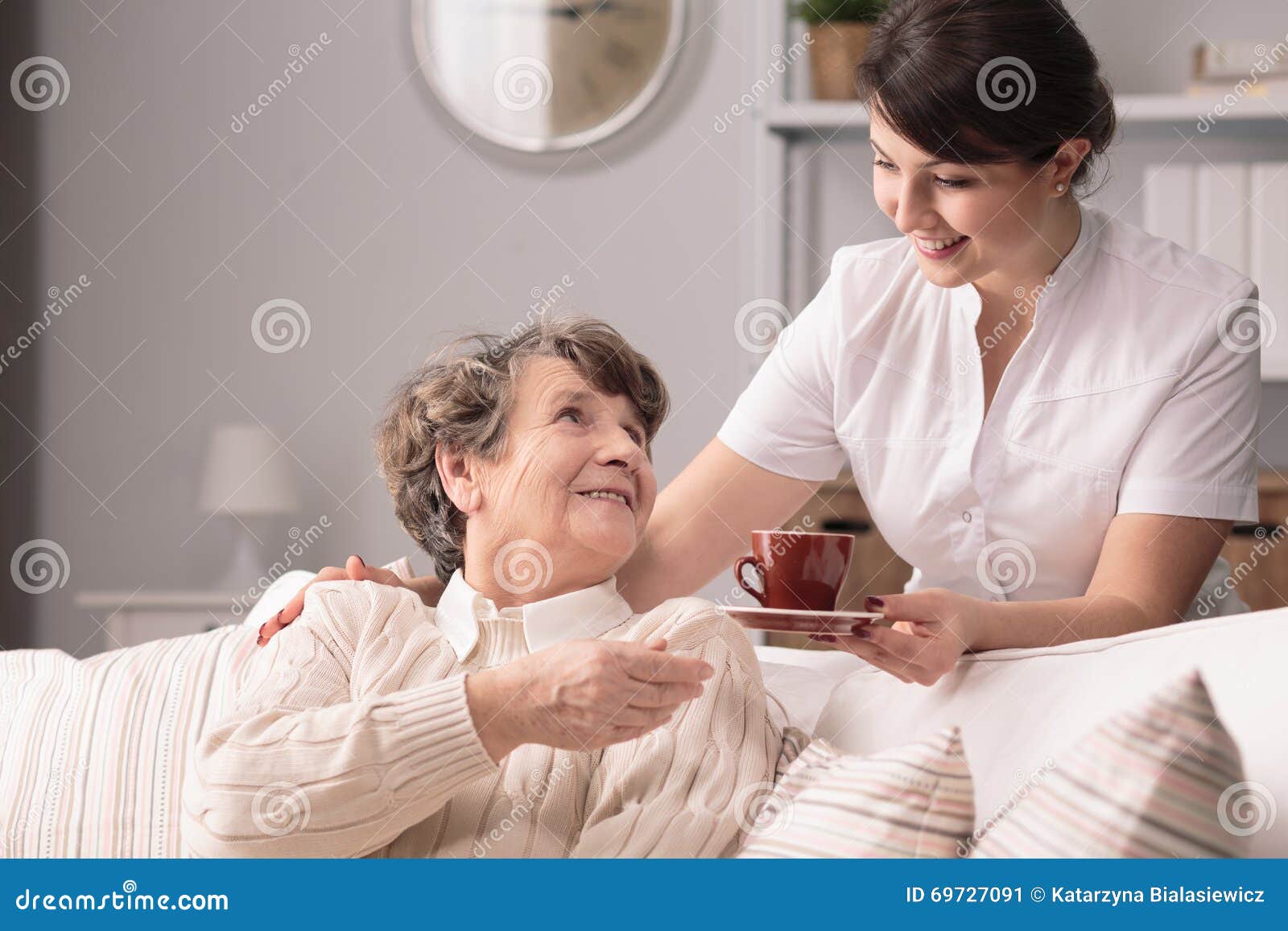 Verzorger Die De Thee Dienen Stock Afbeelding - Image of nuttig ...