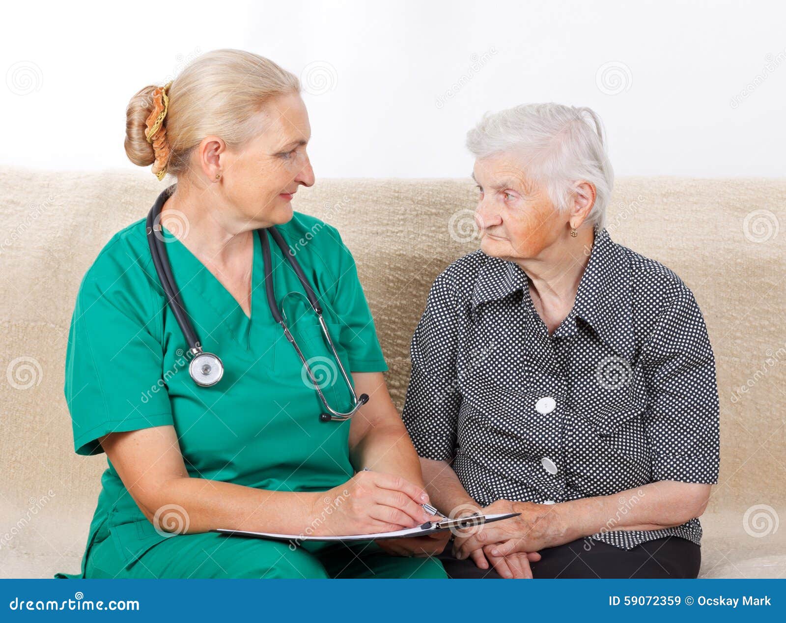 Verzorger en patiënt stock afbeelding. Image of zorg - 59072359