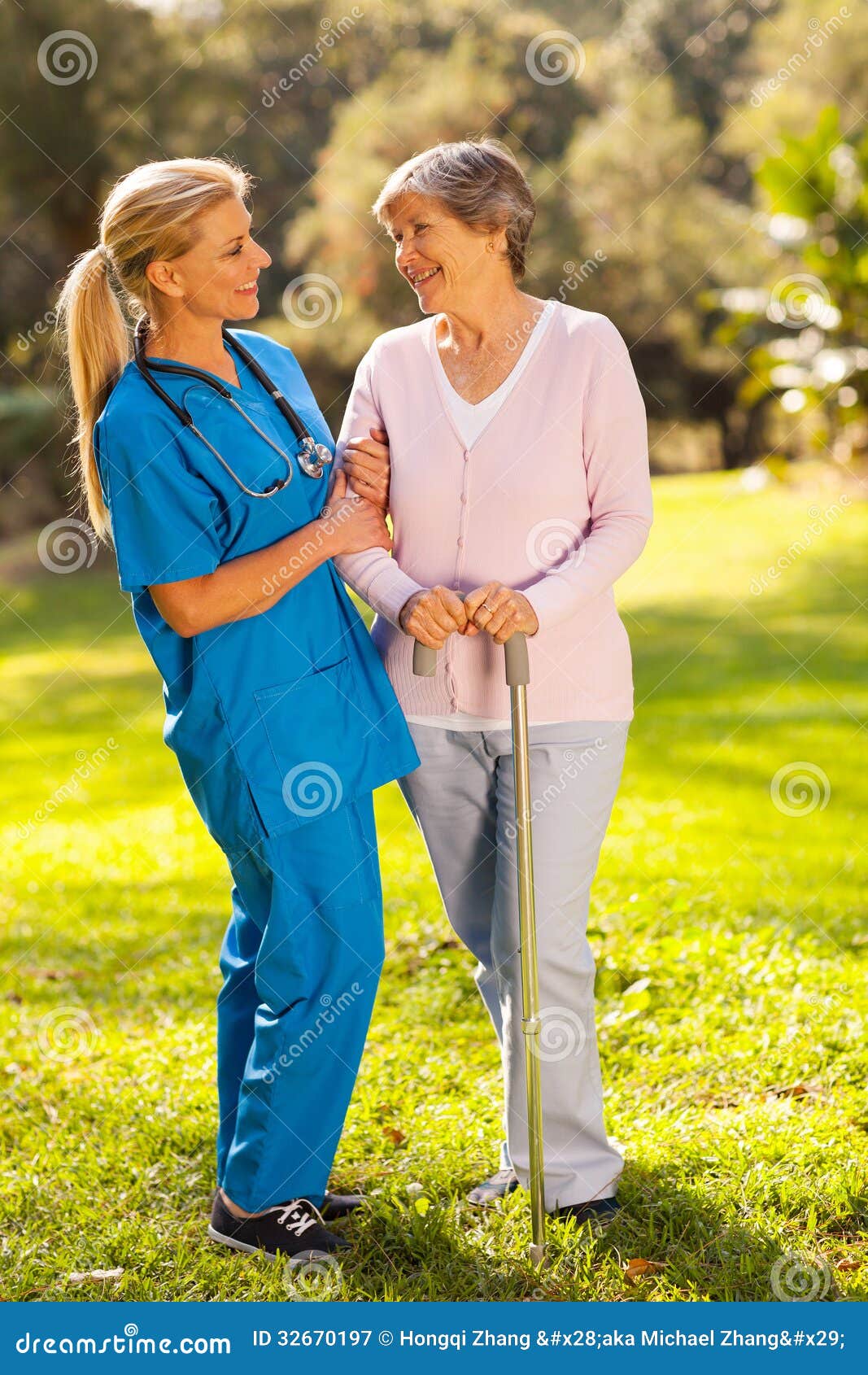 Verzorger hogere vrouw stock afbeelding. Image of volwassen - 32670197