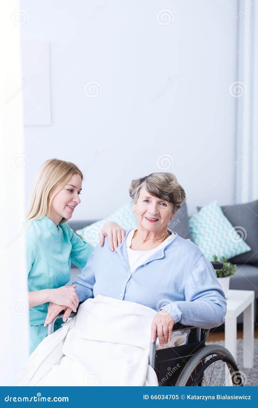 Verzorger Ondersteunend Hogere Dame Stock Afbeelding - Image of hulp ...