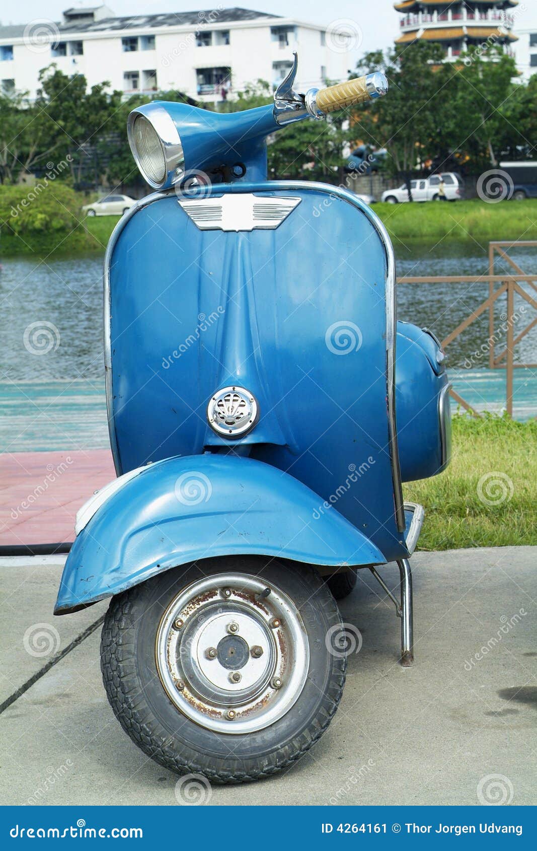 Vespa azul imagen de archivo. Imagen de italiano, estilo - 4264161