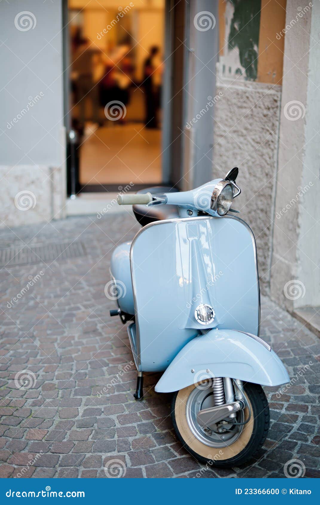 Vespa clásica azul clara foto de archivo. Imagen de nantes - 23366600