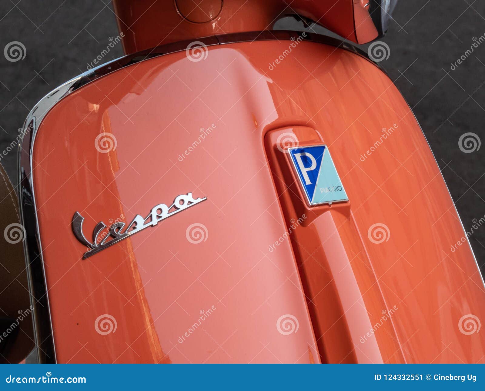 Vespa-Piaggio-Roller redaktionelles foto. Bild von land - 124332551