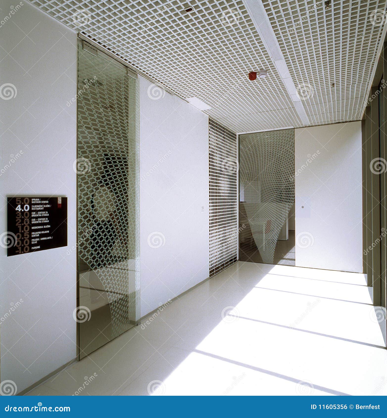 Vestíbulo En El Edificio De Oficinas Moderno Foto de archivo - Imagen ...