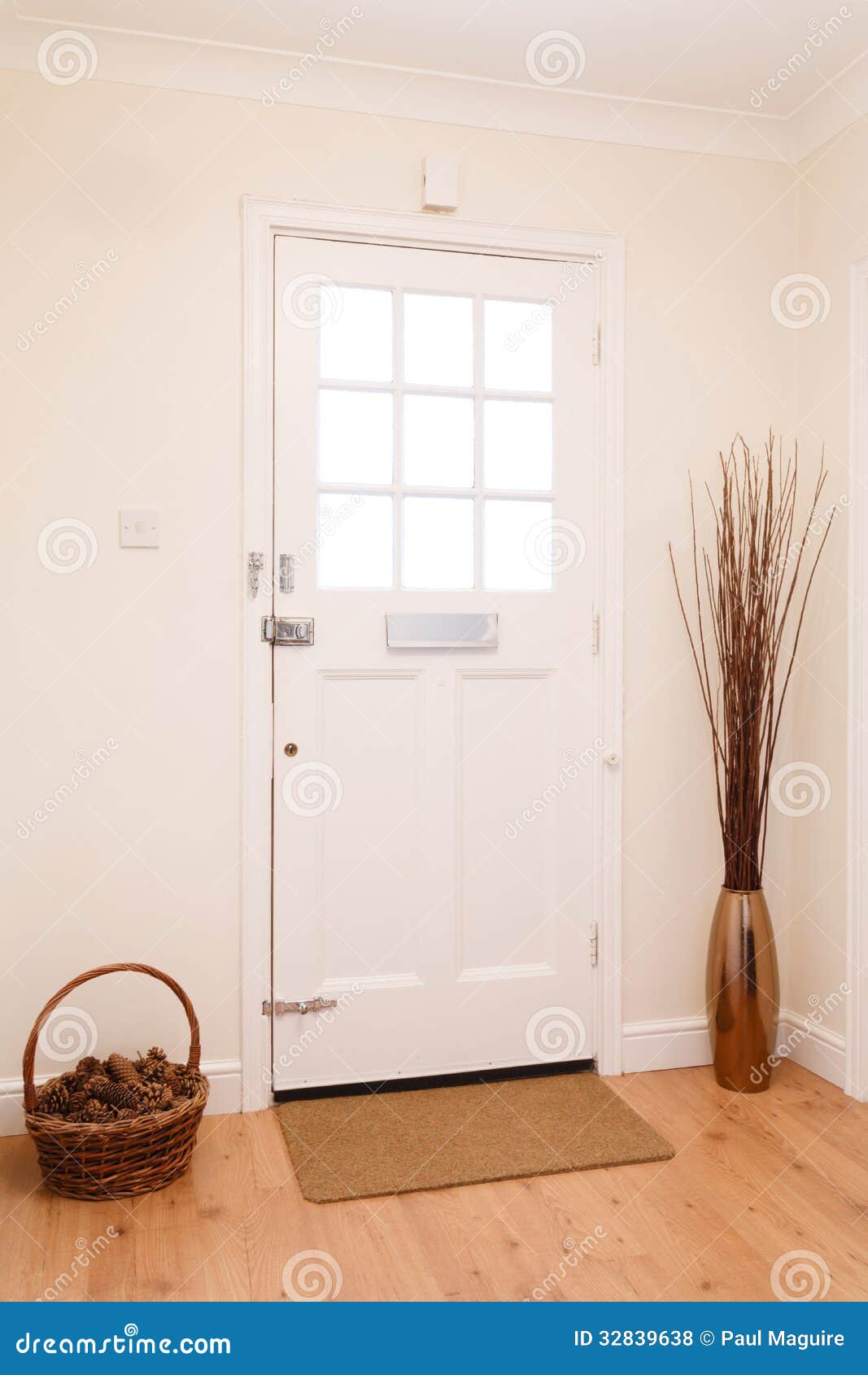 Vestíbulo Y Puerta Principal Foto de archivo - Imagen de mobiliario ...