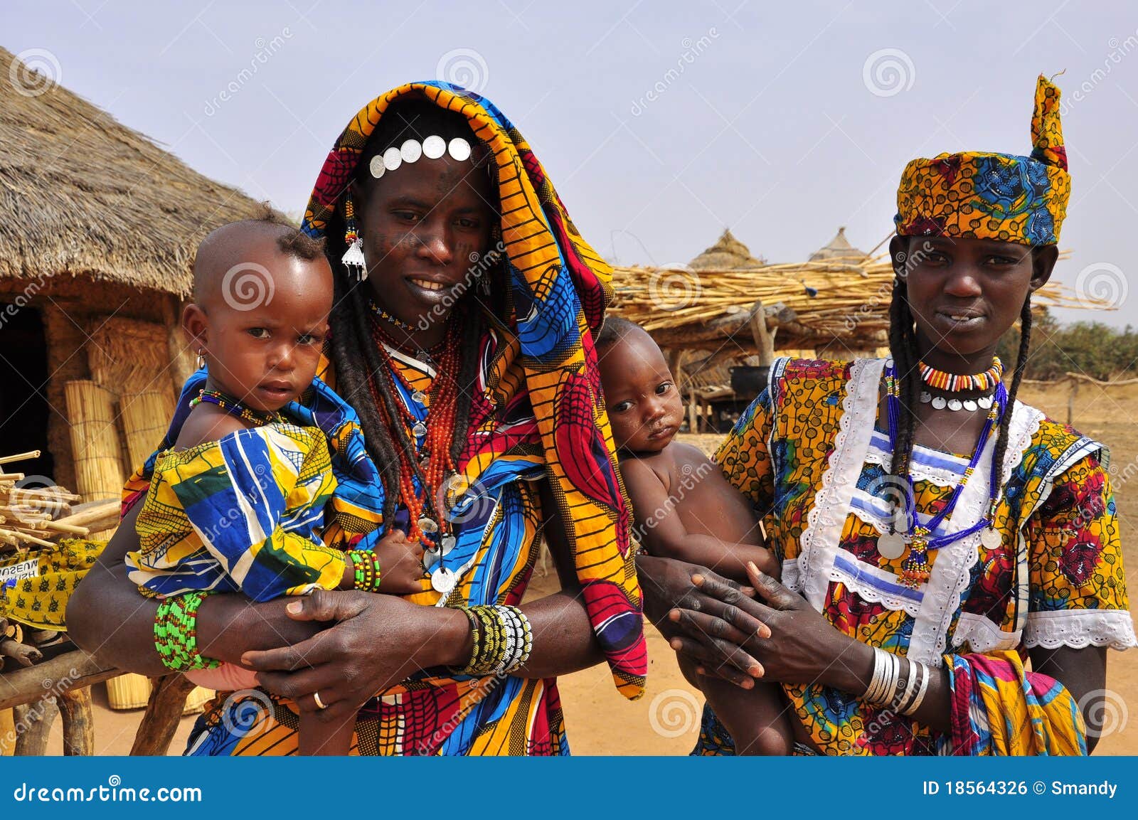 Vestidos Africanos Tradicionais, Mulheres Com Crianças Foto Editorial ...
