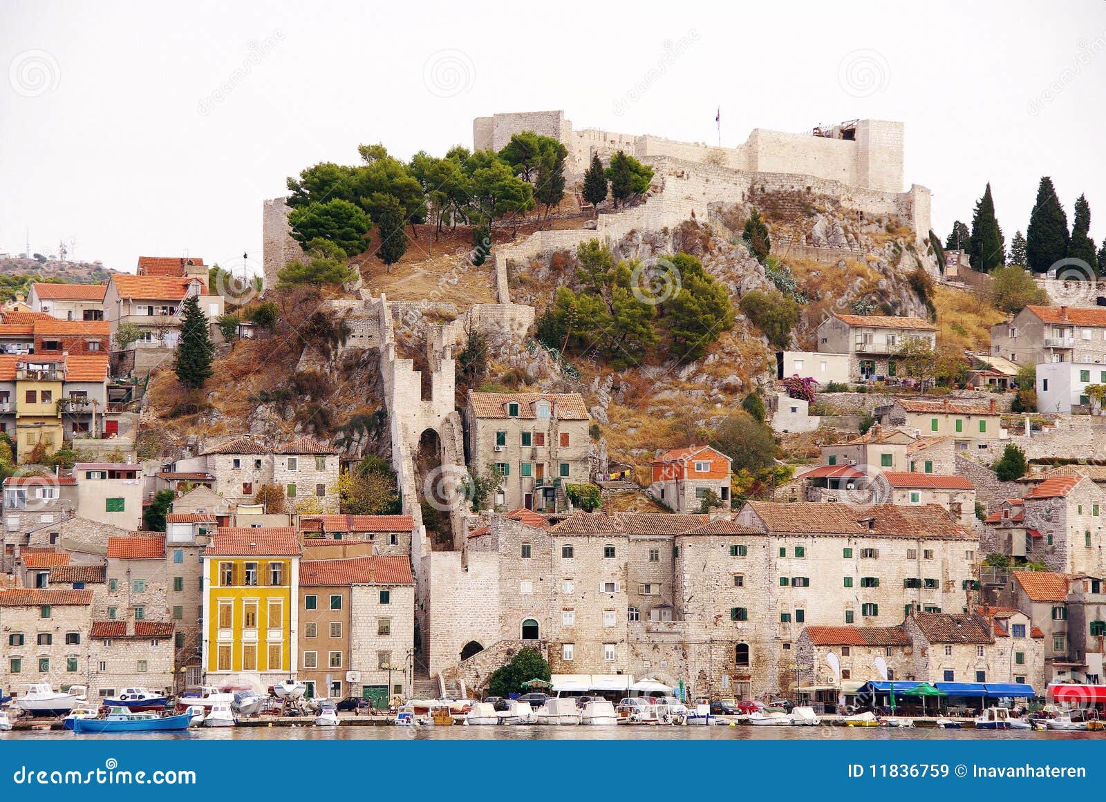 Vesting stock afbeelding. Image of gebouwen, mond, berg - 11836759