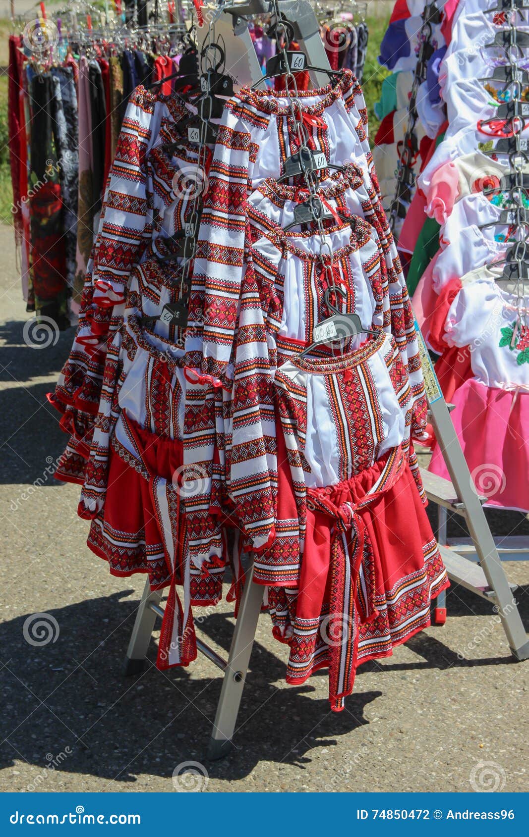 Vestiti Rumeni Tradizionali Fotografia Stock - Immagine di contea ...