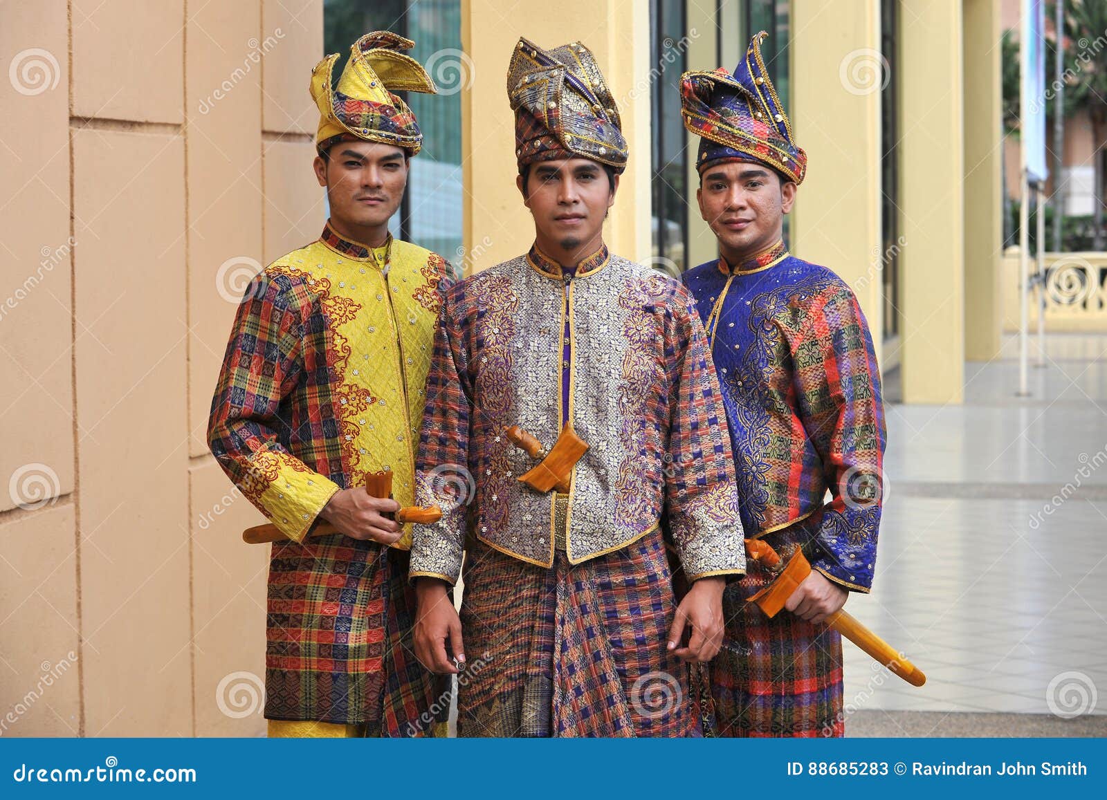 Vestito Tradizionale Malese Con Keris Fotografia Stock Editoriale ...
