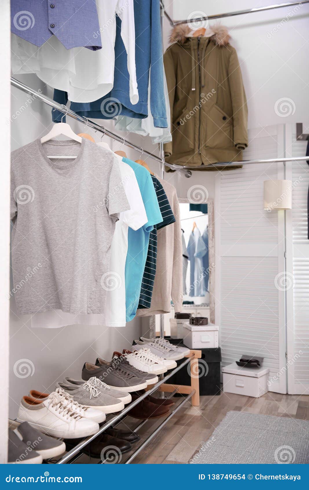 Vestuario Moderno Con Diversa Ropa Elegante Foto de archivo - Imagen de ...