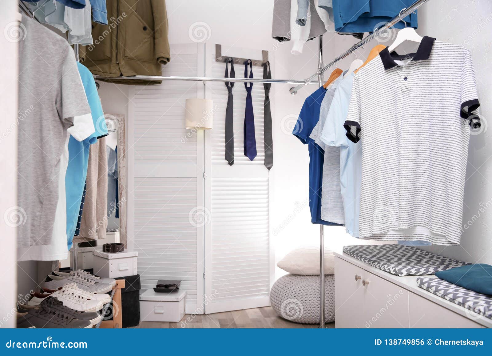 Vestuario Moderno Con Diversa Ropa Elegante Foto de archivo - Imagen de ...