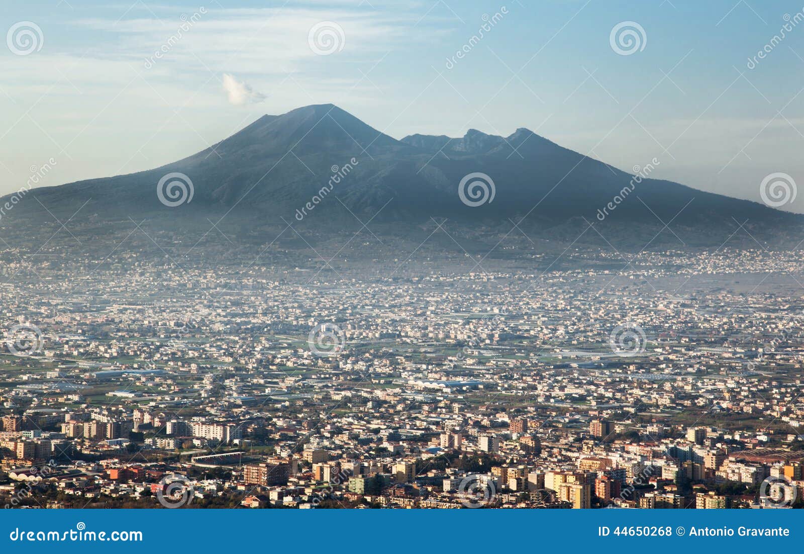 Vesuv-Vulkan in Neapel Italien Stockfoto - Bild von grenzstein ...