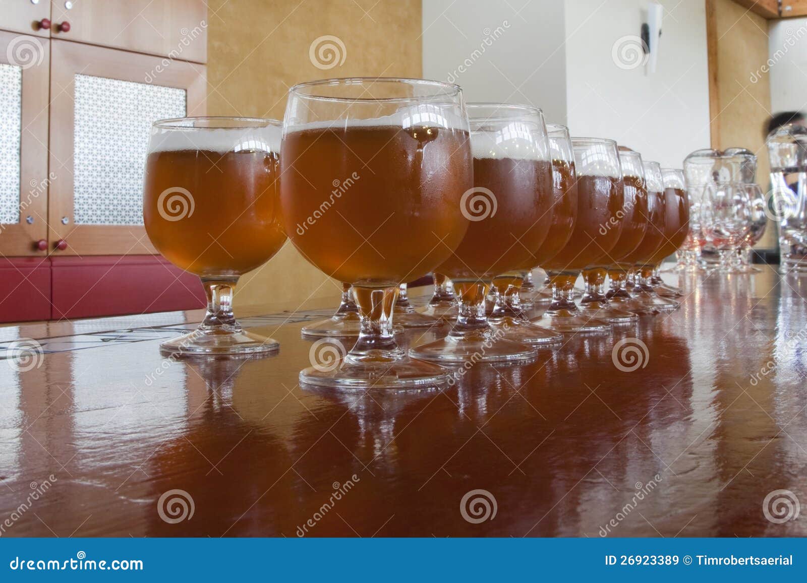 Vetri di birra immagine stock. Immagine di vetro, bolle - 26923389