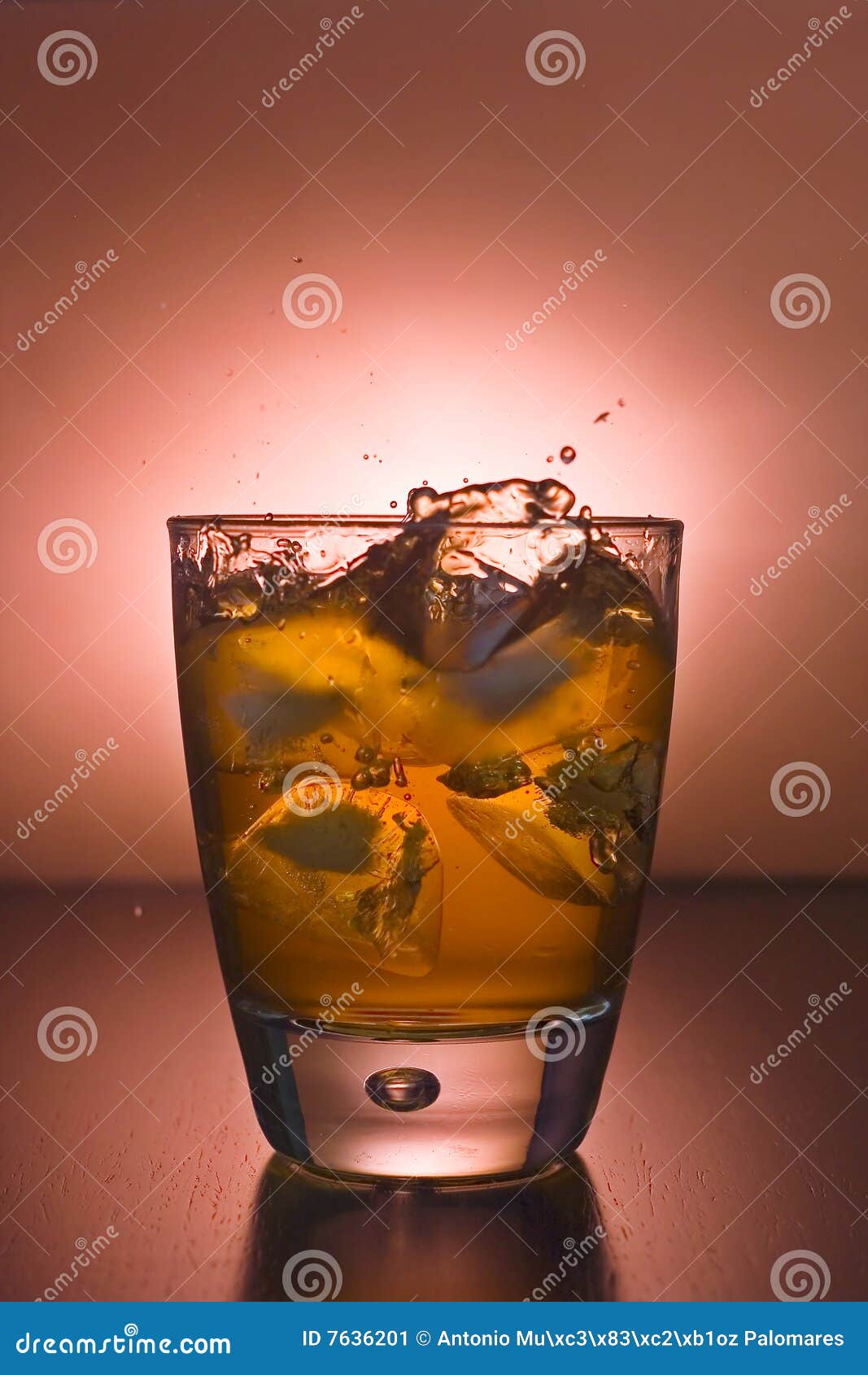 Vetro Della Bevanda Alcolica Immagine Stock - Immagine di alcool ...