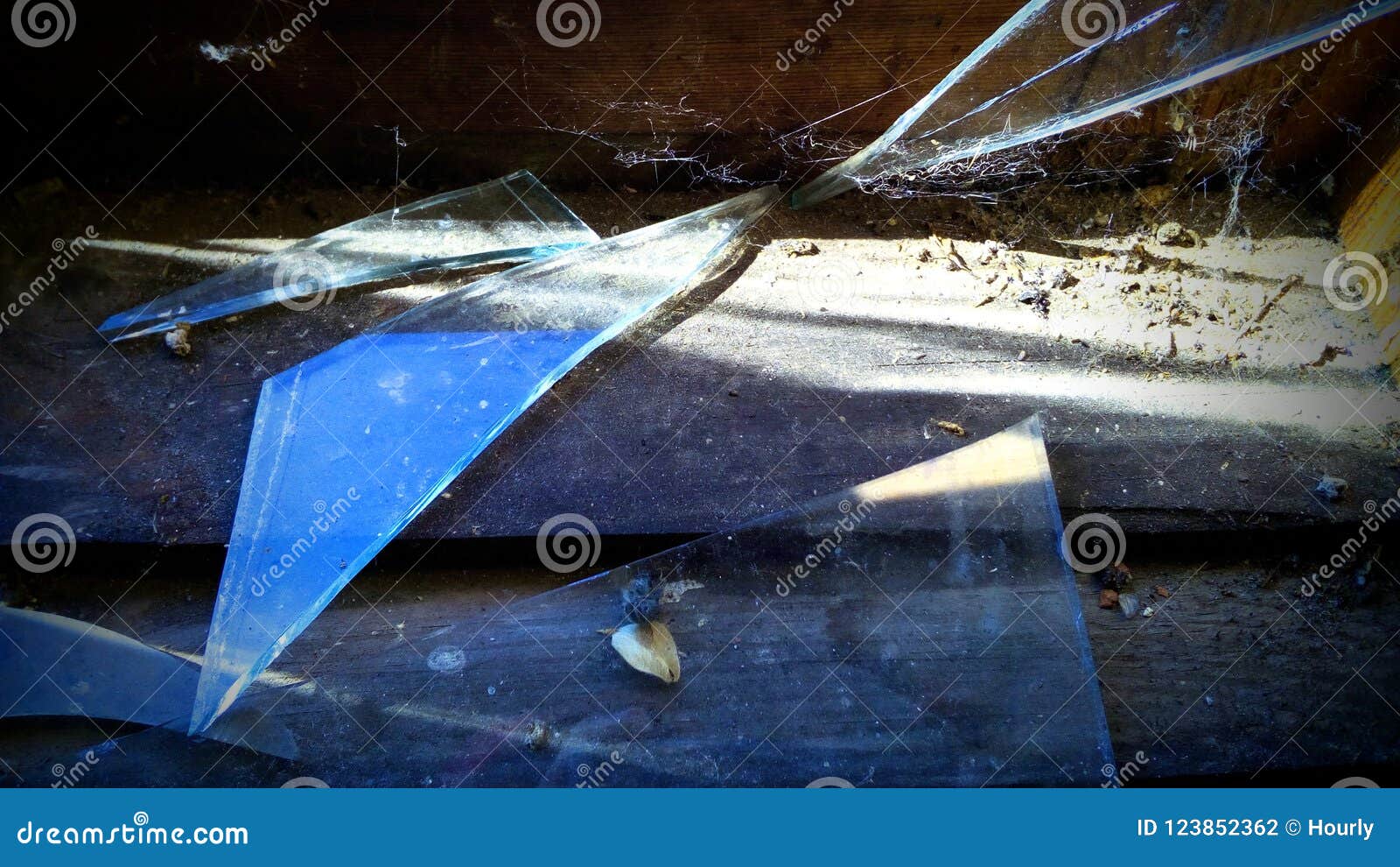 Vetro rotto fotografia stock. Immagine di davanzale - 123852362