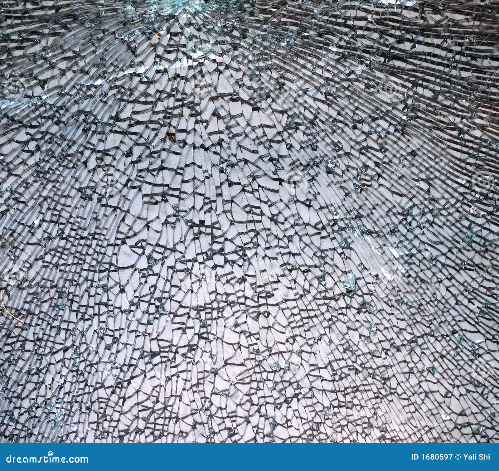 Vetro rotto immagine stock. Immagine di parti, frammento - 1680597