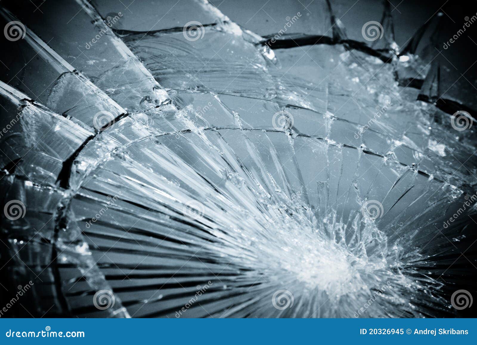 Vetro rotto immagine stock. Immagine di vetro, abbandonato - 20326945