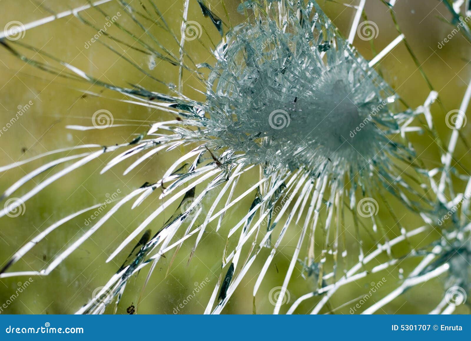 Vetro rotto immagine stock. Immagine di foro, vandalizzare - 5301707