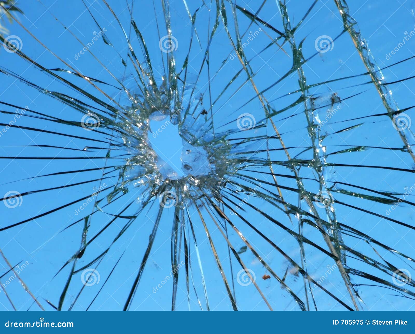 Vetro rotto immagine stock. Immagine di proprietà, danni - 705975