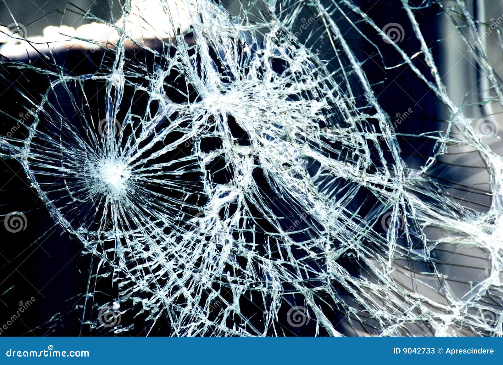 Vetro rotto immagine stock. Immagine di pallottola, incidente - 9042733