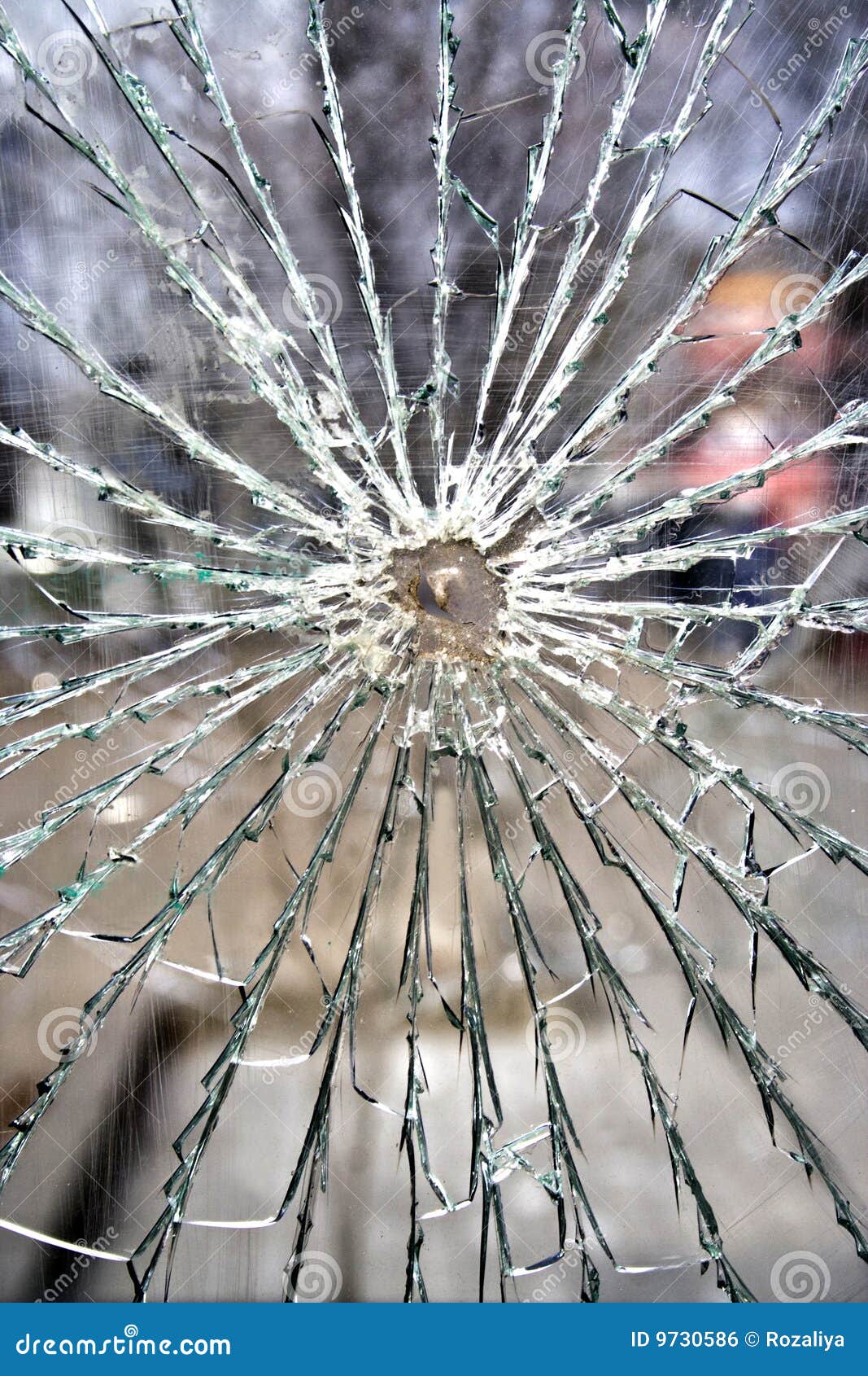 Vetro rotto fotografia stock. Immagine di chiusura, incrinato - 9730586